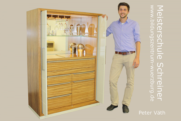 Peter Väth mit seinem Meisterstück - Schreinerei Väth - Objekteinrichtungen